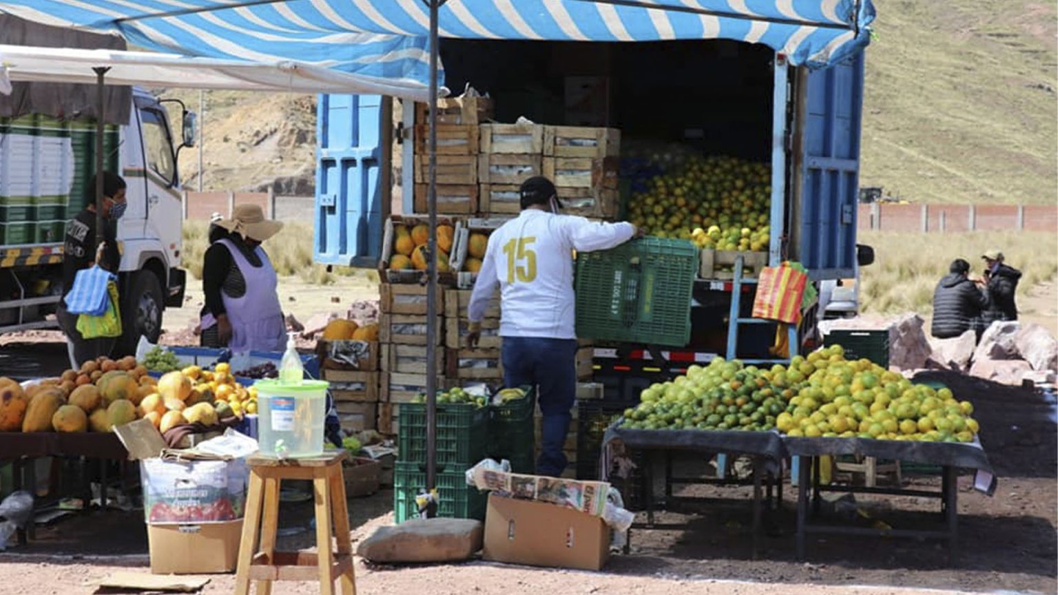 Juliaca: Comerciantes mayoristas del mercado Internacional las Mercedes ...