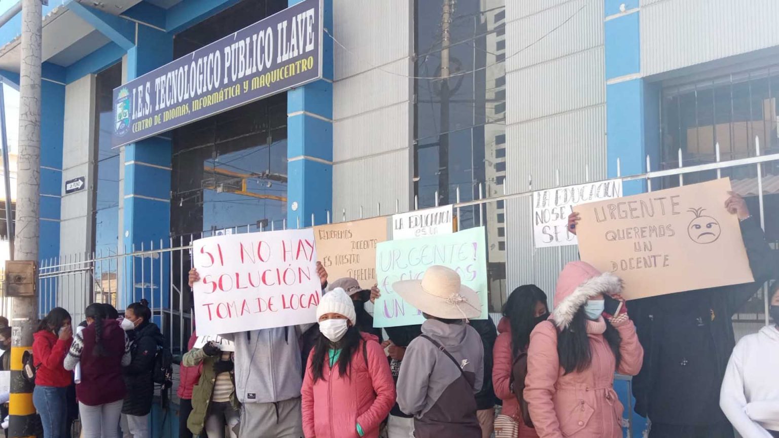 Estudiantes del Instituto Público de Ilave exigen la incorporación de ...