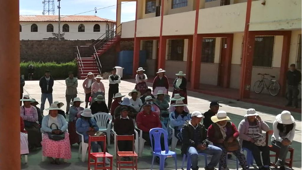 Chucuito: en reunión de docentes y padres de familia del colegio Emilio ...