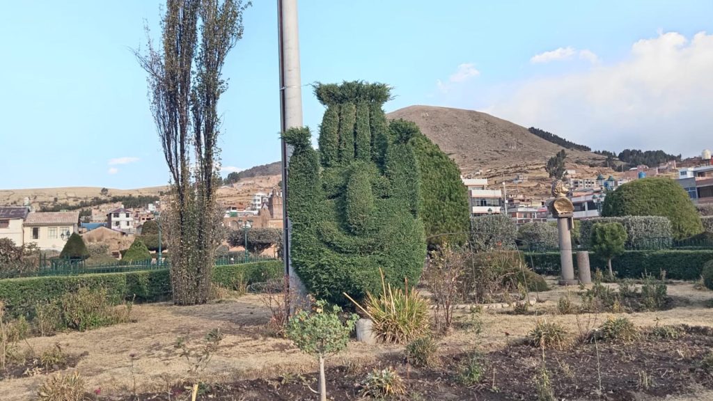 Podan ciprés en forma de la máscara del “Kusillo” personaje ...