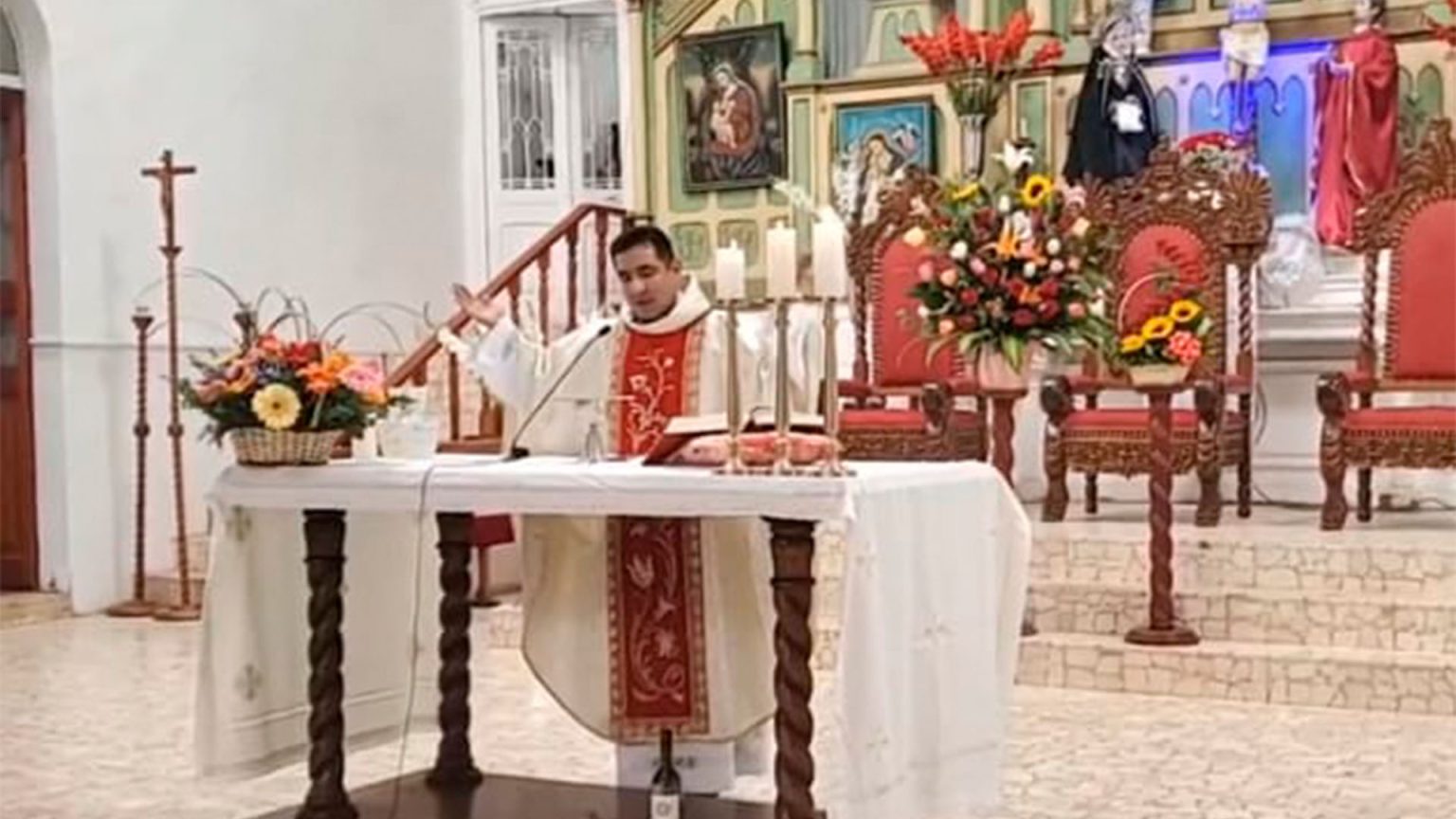 "Con fe y oración, busquemos a Jesús", dijo el Padre Carlos Londoño ...