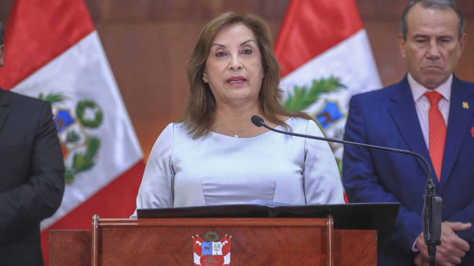 Gobierno oficializa aumento de sueldo de Dina Boluarte a S/35.568 mensuales - Radio Onda Azul